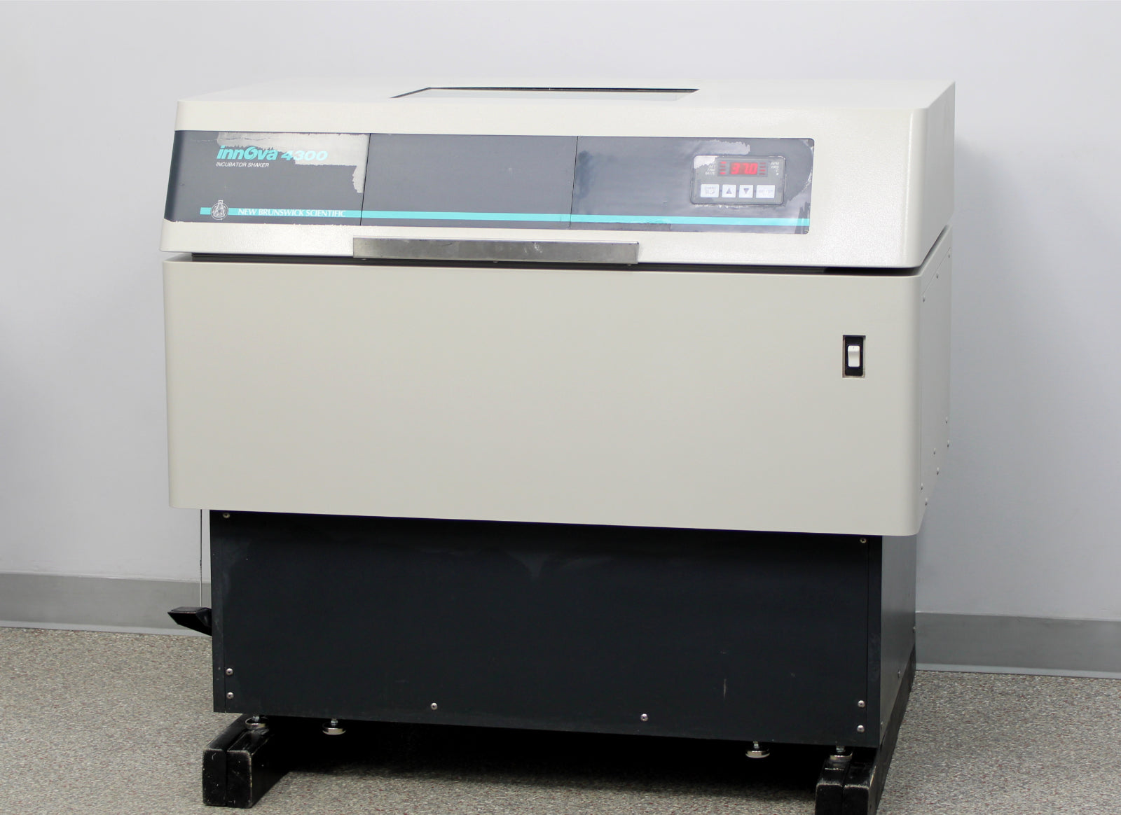 New Brunswick Scientific Innova 4300 Orbital Floor Incubator Shaker M1